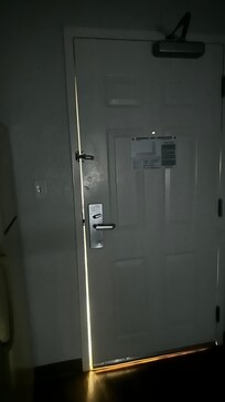 Porta do quarto mal colocada, sem nenhum tipo de isolamento.