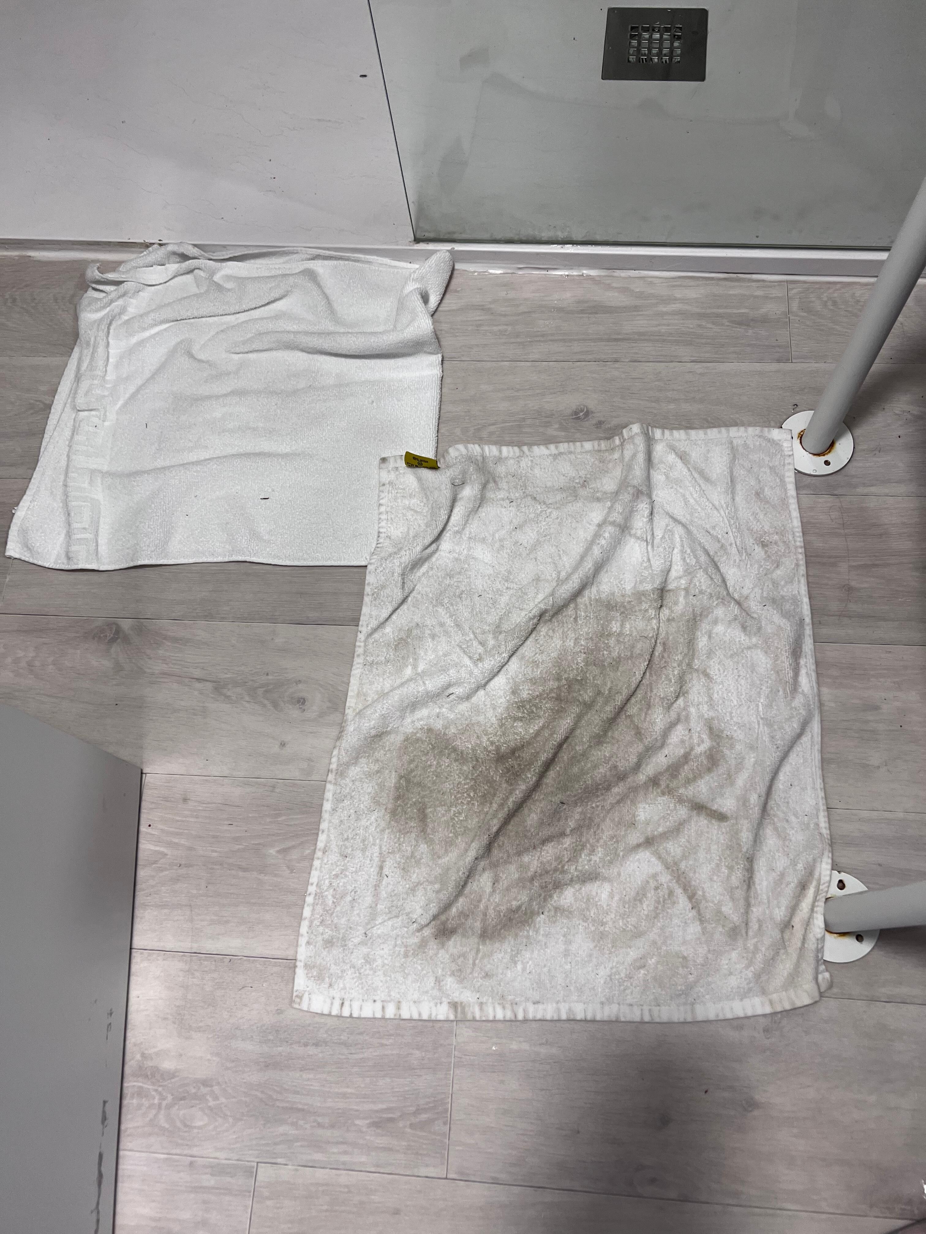 Así quedo la toalla después que limpie el piso 