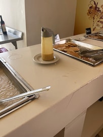 Buffet sujo e sem condições de comer o que era servido.