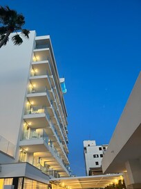 Fachada do Hotel e piscina superior