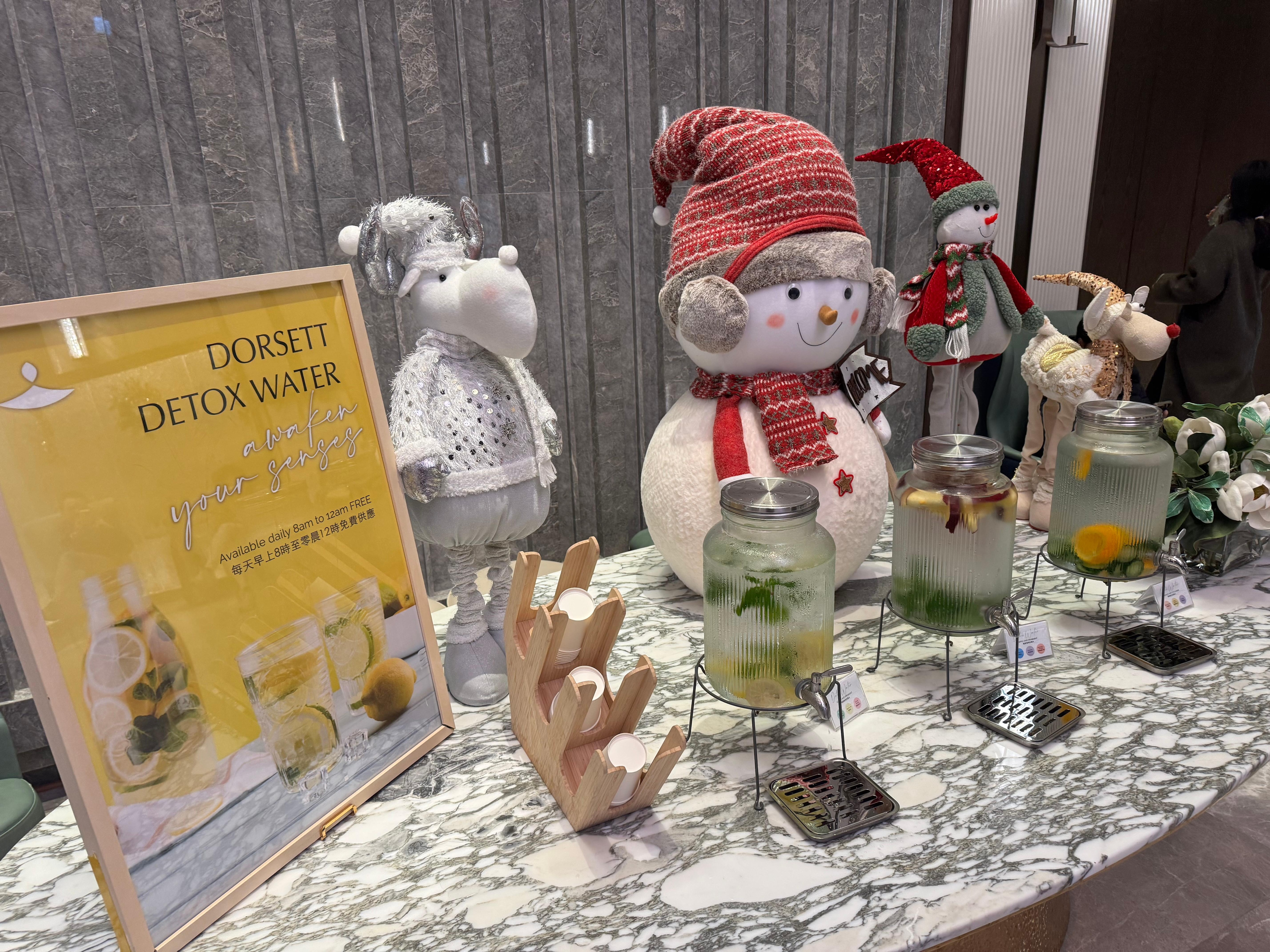 ホテルのロビーに無料の冷たいお水が用意されています。朝8時から夜12時までと書いてありましたが朝は10時頃からでした。