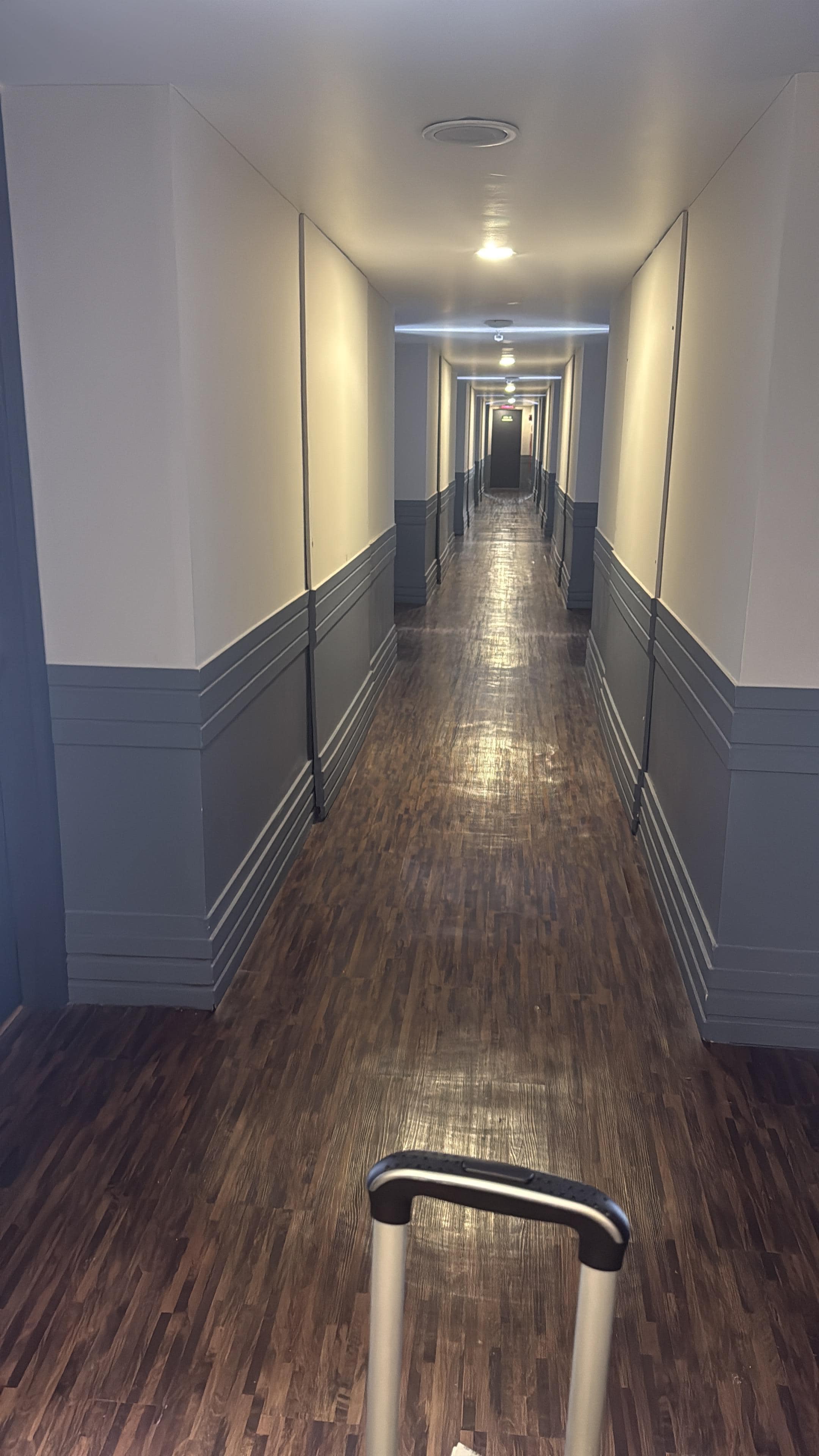 Imagens do corredor, parecia literalmente outro lugar.