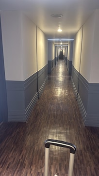 Imagens do corredor, parecia literalmente outro lugar.