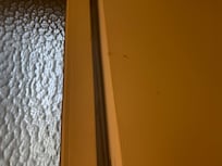 Blutfleck (?) an der Wand im Bad