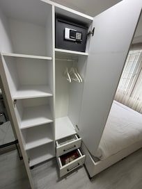Gardrop eşyaları koymak için yeterli alana sahipti. Çelik kasanın olması ve seccadenin olması hoşuma gitti.