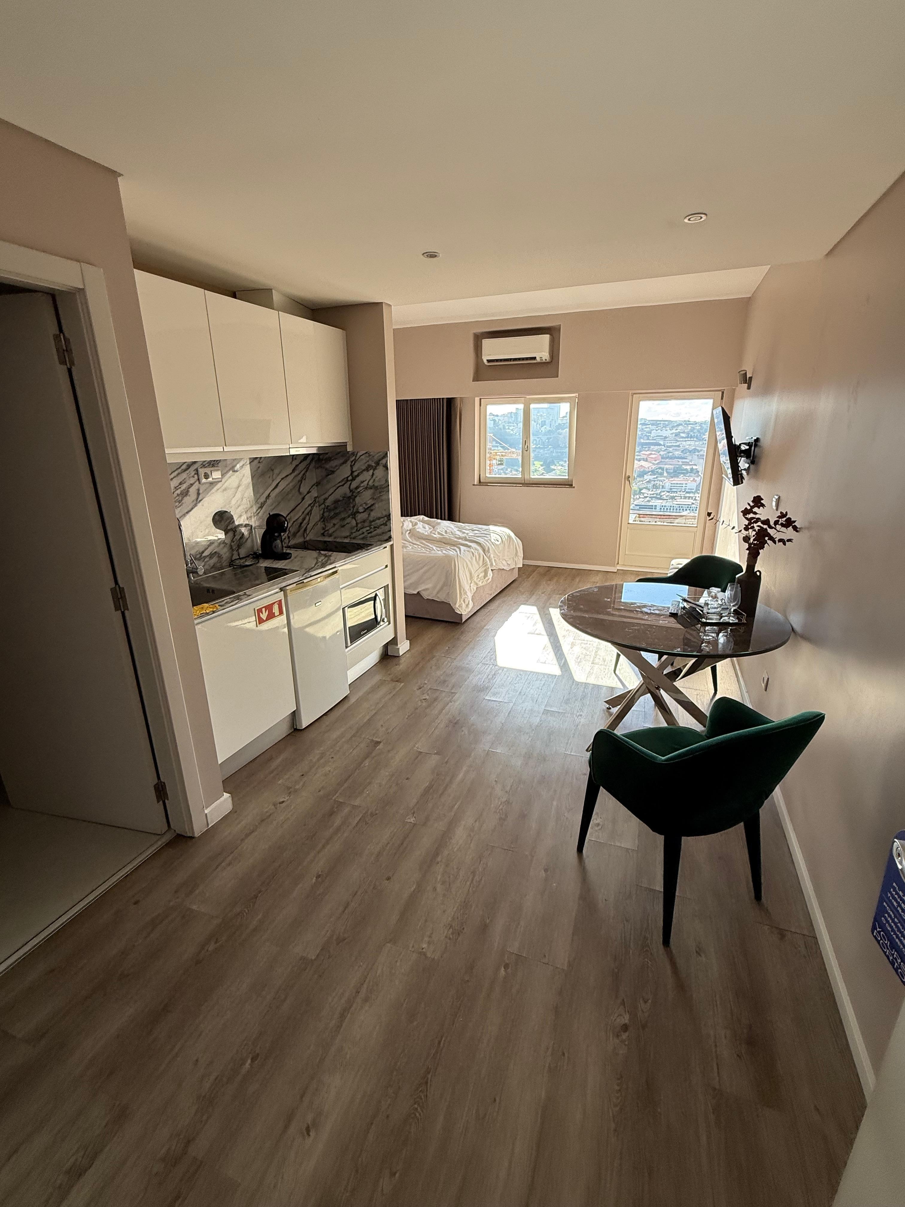 Pentryt och dörren ut till terrassen 