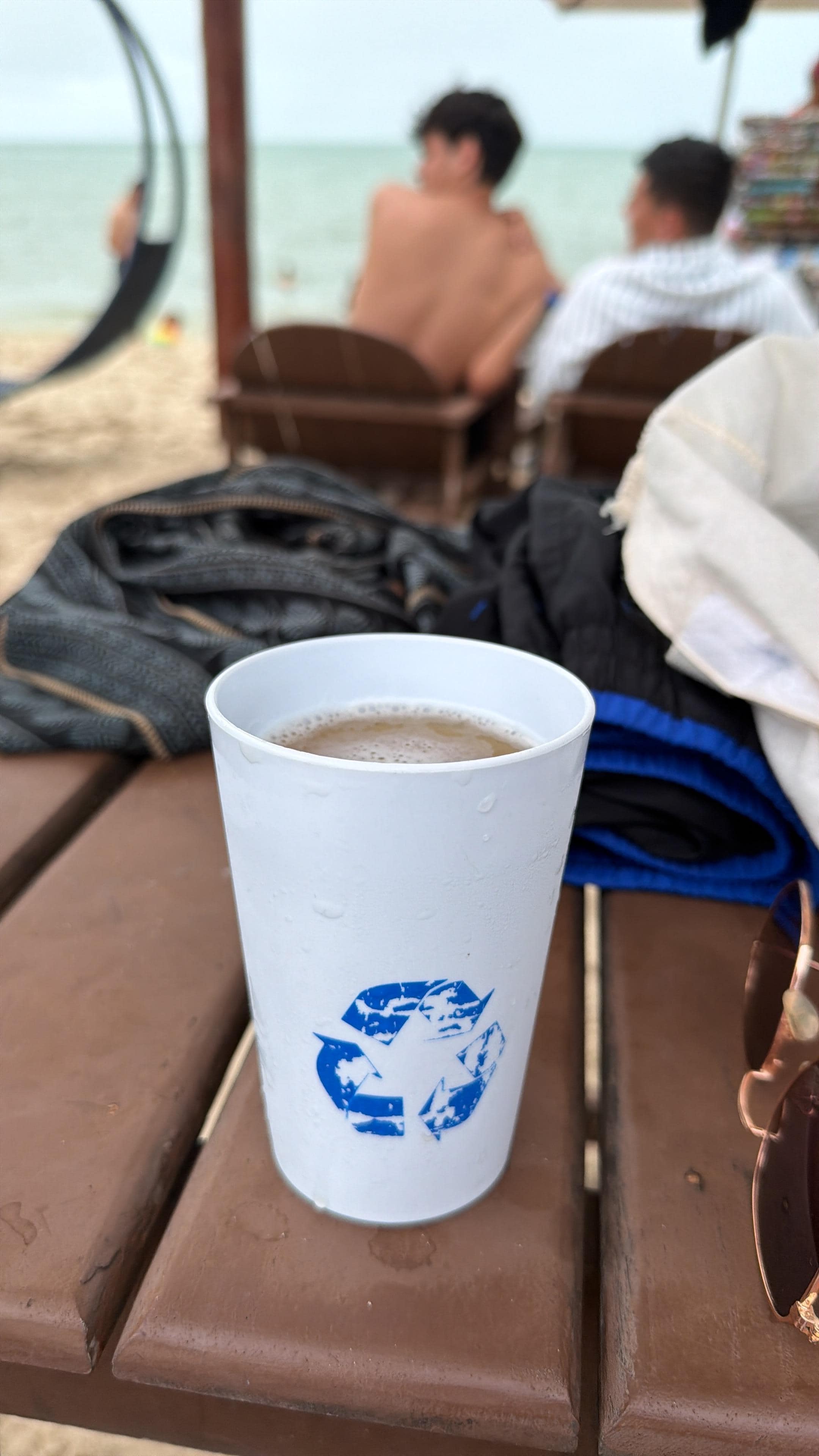 Copo em que servem cerveja. Se possuir um térmico, melhor levar