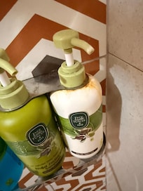 Rusty and empty shampoos