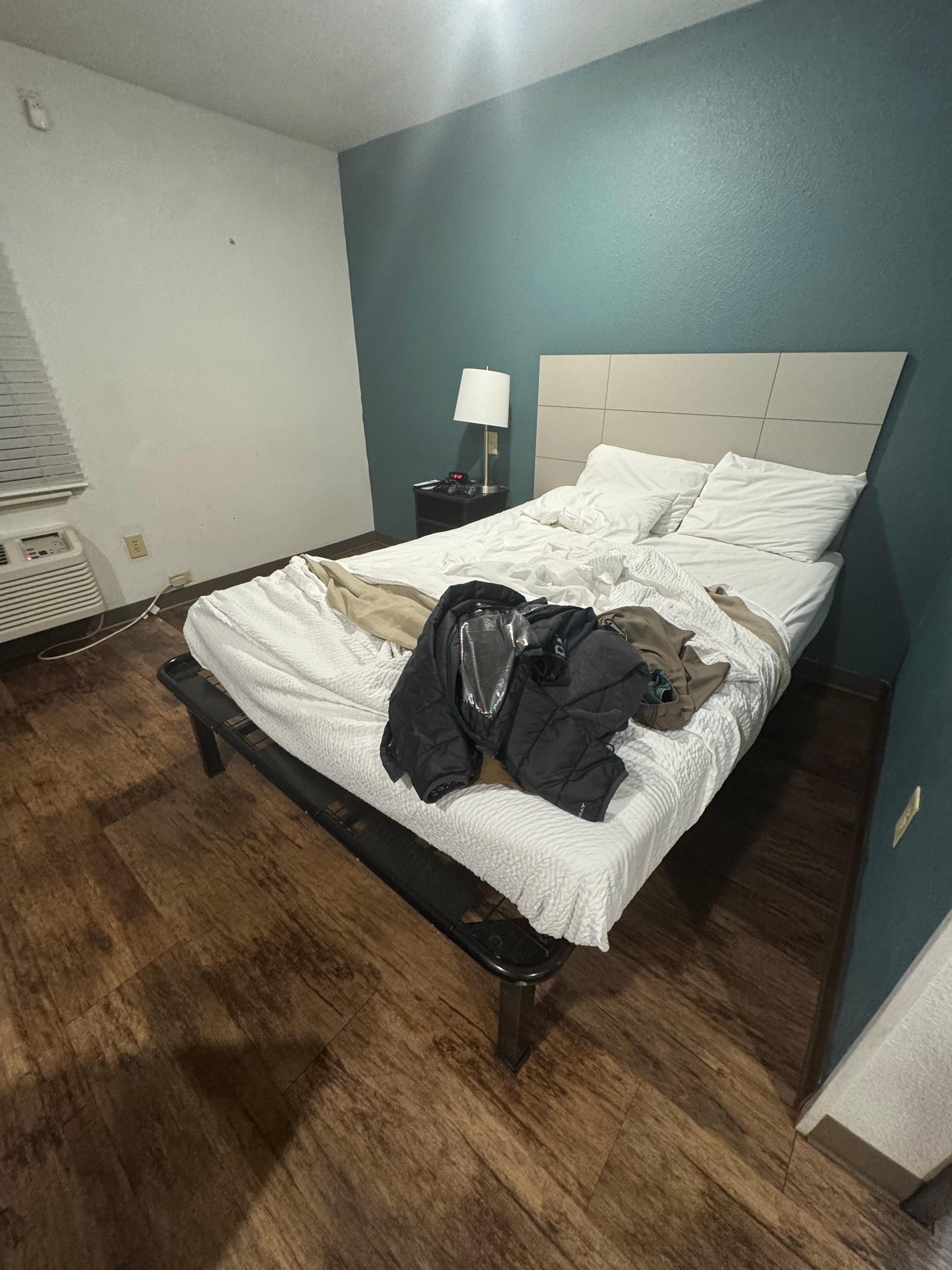 Wire bedroom and terrible spring mattress 