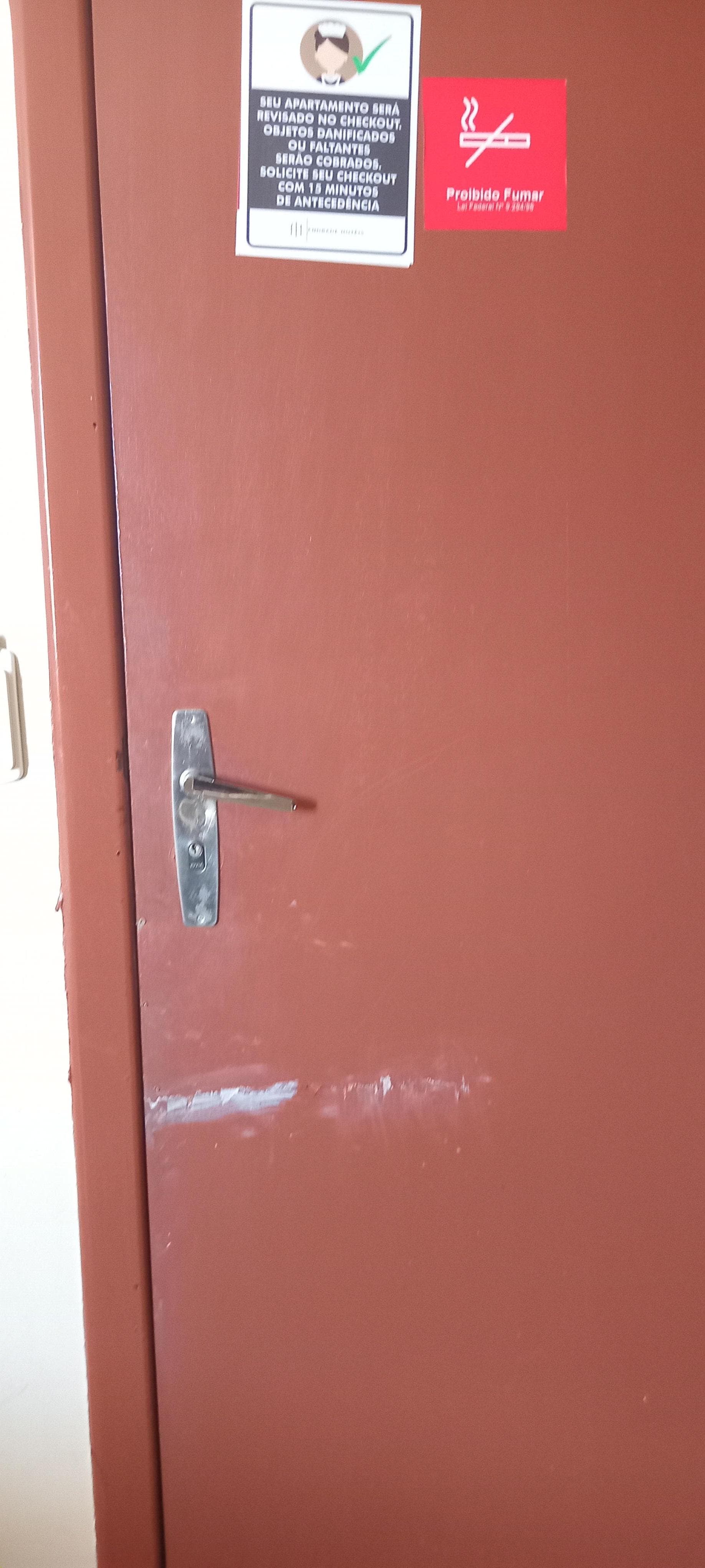 Porta do apartamento. 