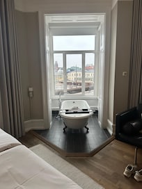 Udsigt fra værelse og skønt badekar