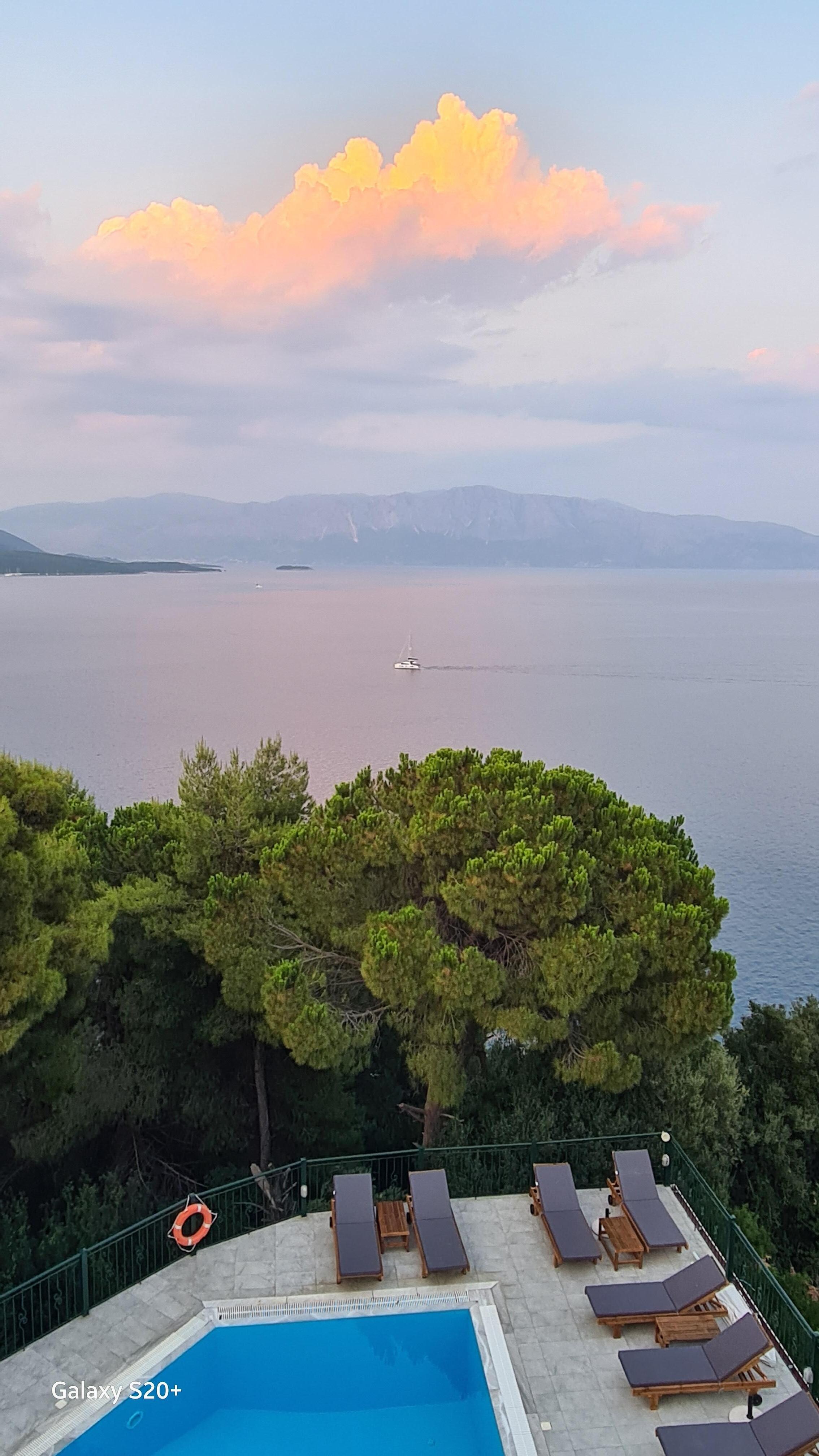Tramonto dal terrazzo del 2 piano allestito con sedie, tavoli e lettini