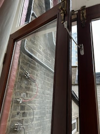 Sem privacidade, tentamos abrir a janela por conta do forte cheiro de mofo