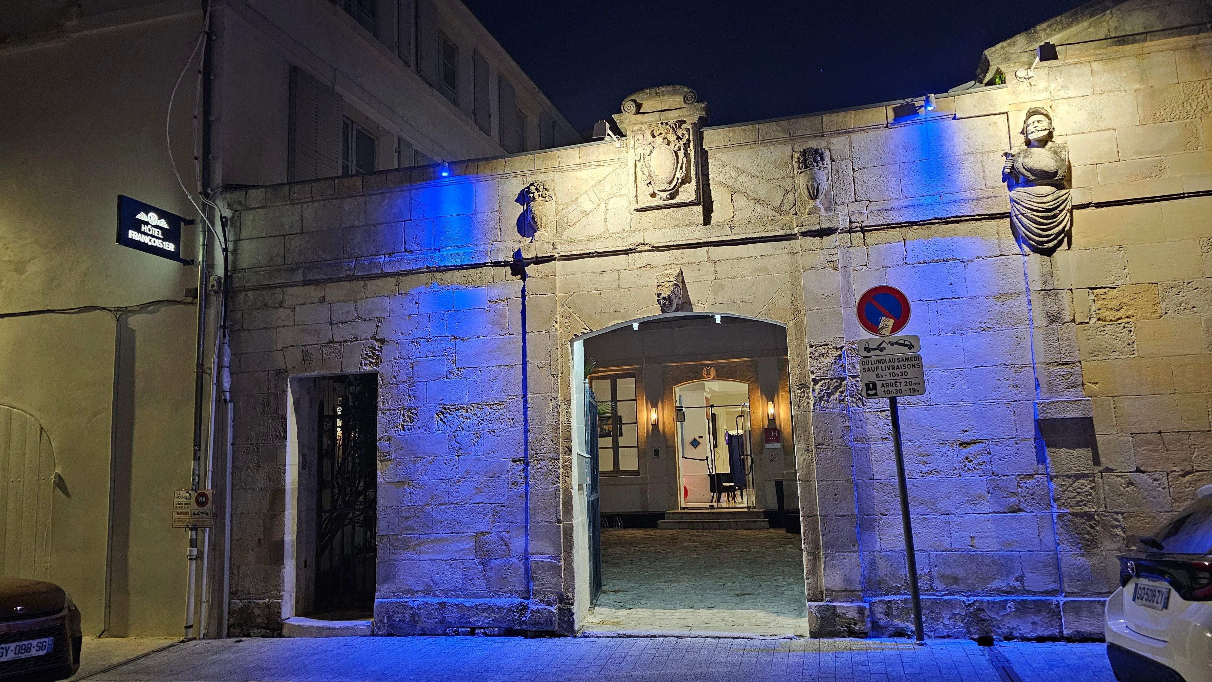 Inngangspartiet fra gaten.