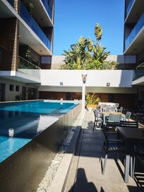 Terrasse de la piscine