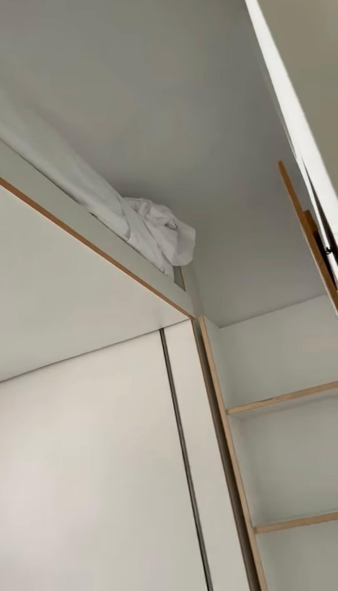 Seng set oppe i loftet