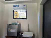 Un gars entrain de mater à la fenetre