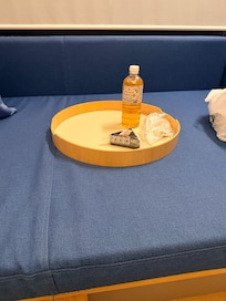 このお盆みたいなのがテーブル代わり?