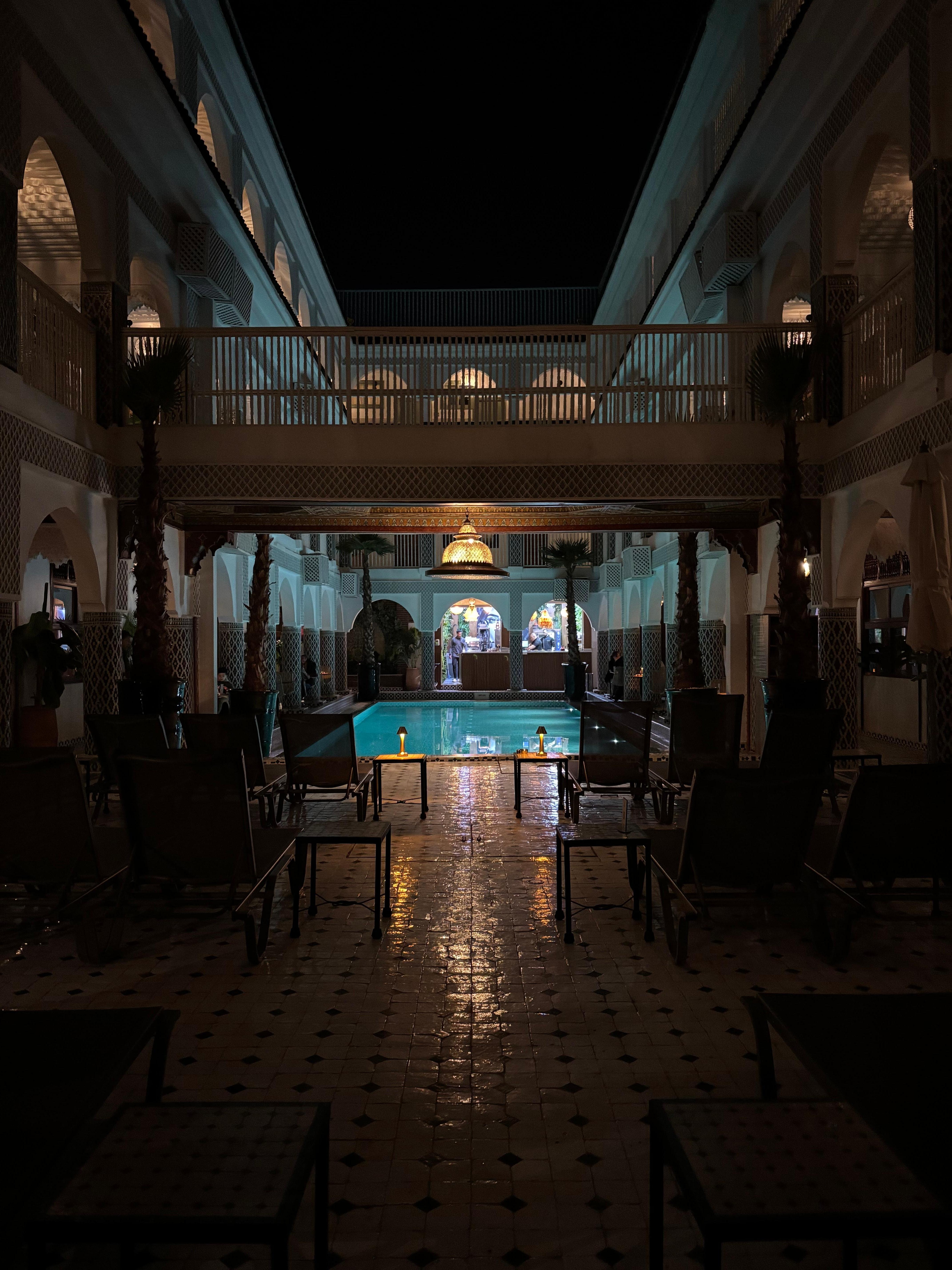 Área da piscina a noite 