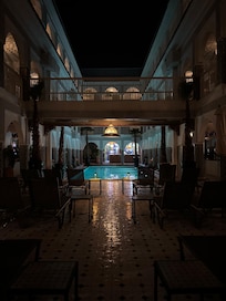 Área da piscina a noite