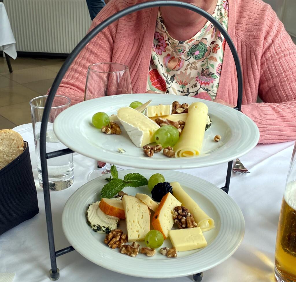 En god osttallrik att ha som tilltugg.