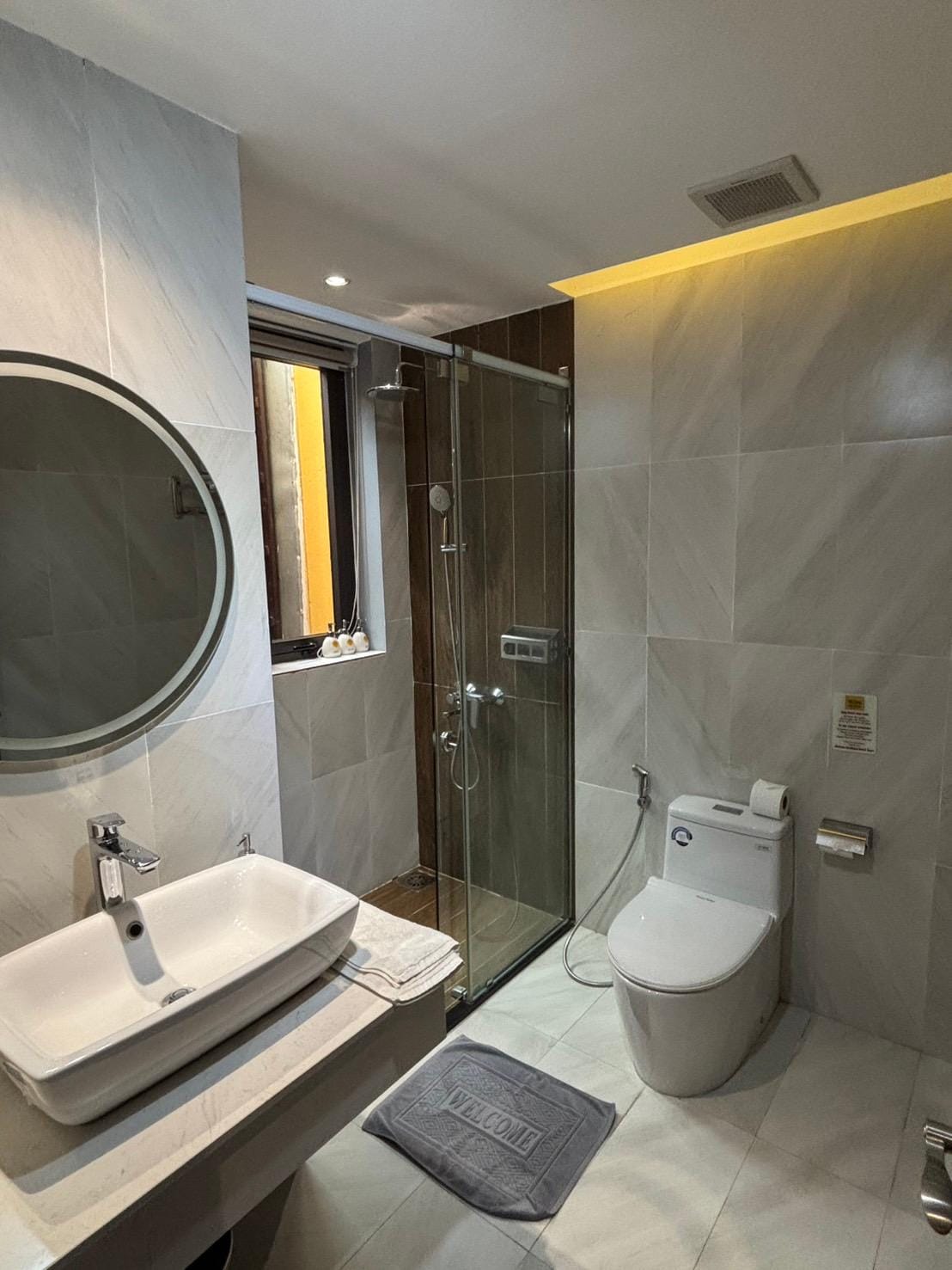 バスルーム
窓はあるが空気取りだけ