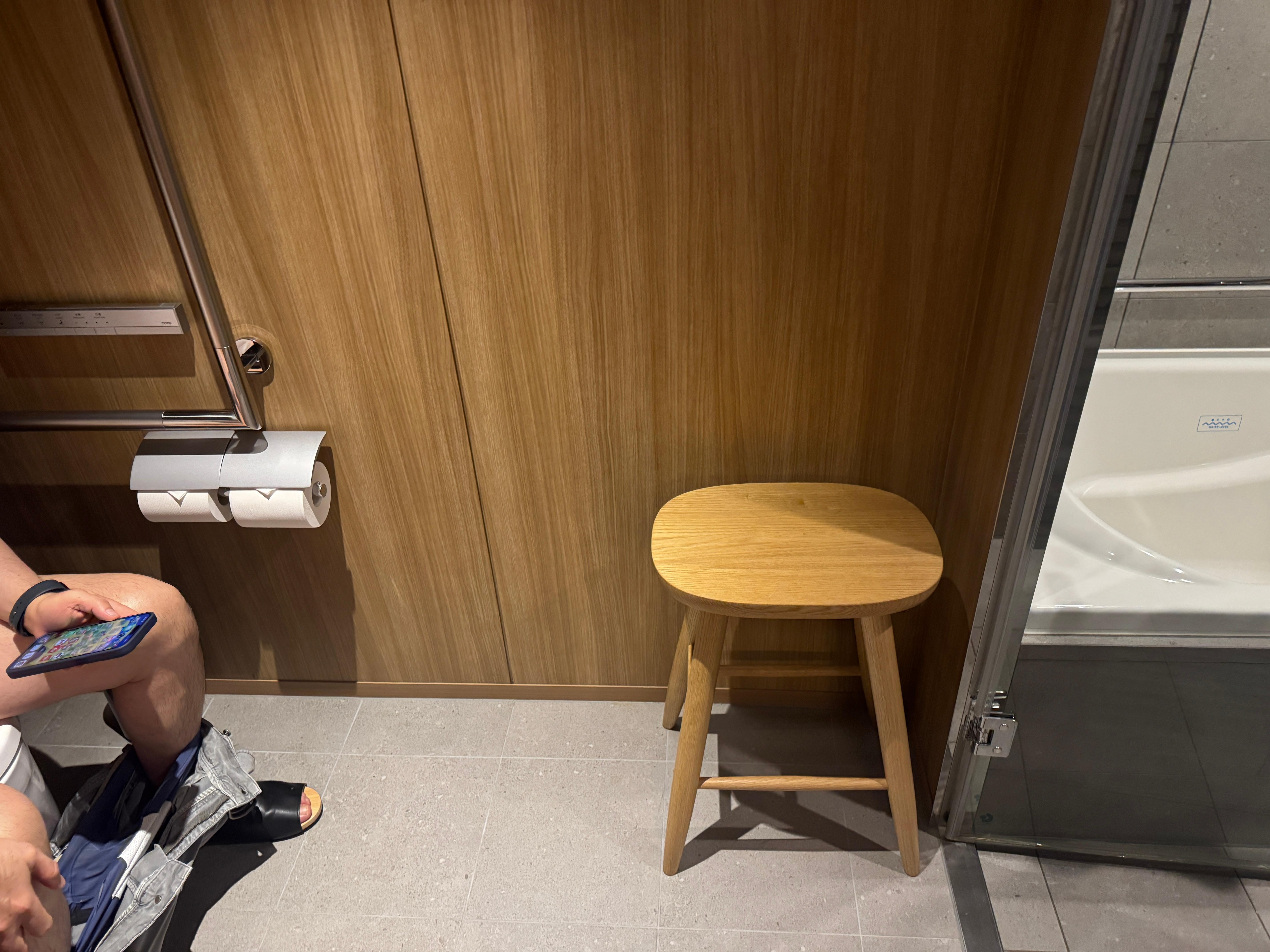 廁所前面擺張木椅，是希望有人坐在那邊看你大便嗎