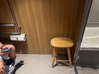 廁所前面擺張木椅,是希望有人坐在那邊看你大便嗎