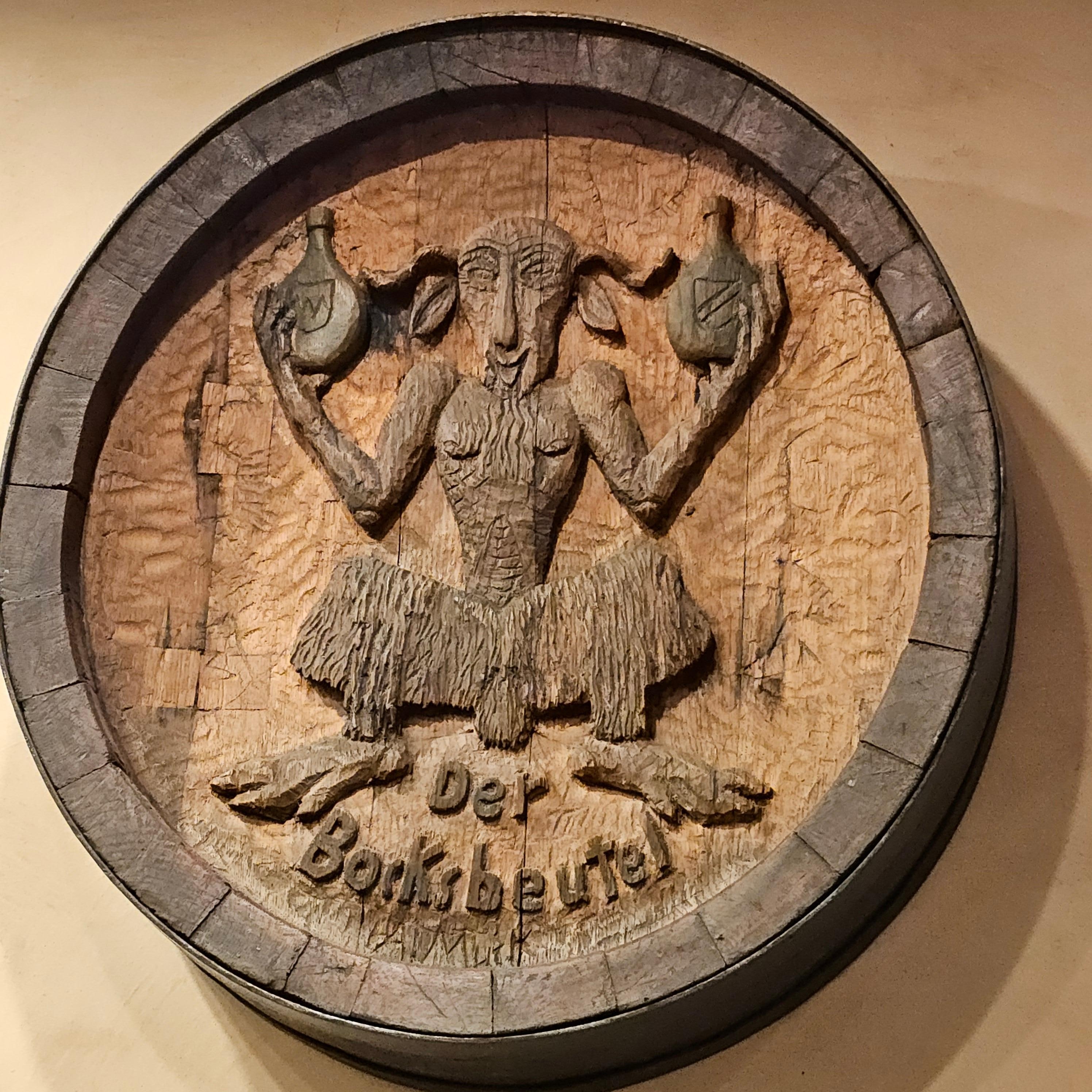 Väldigt trevlig vinbar runt hörnet. Öppet 13-19. 