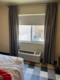 Janela com black out e ar condicionado