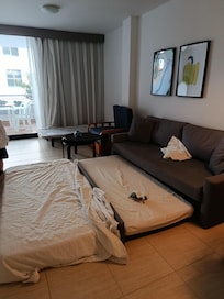 canapé tres sale , taché de nourriture