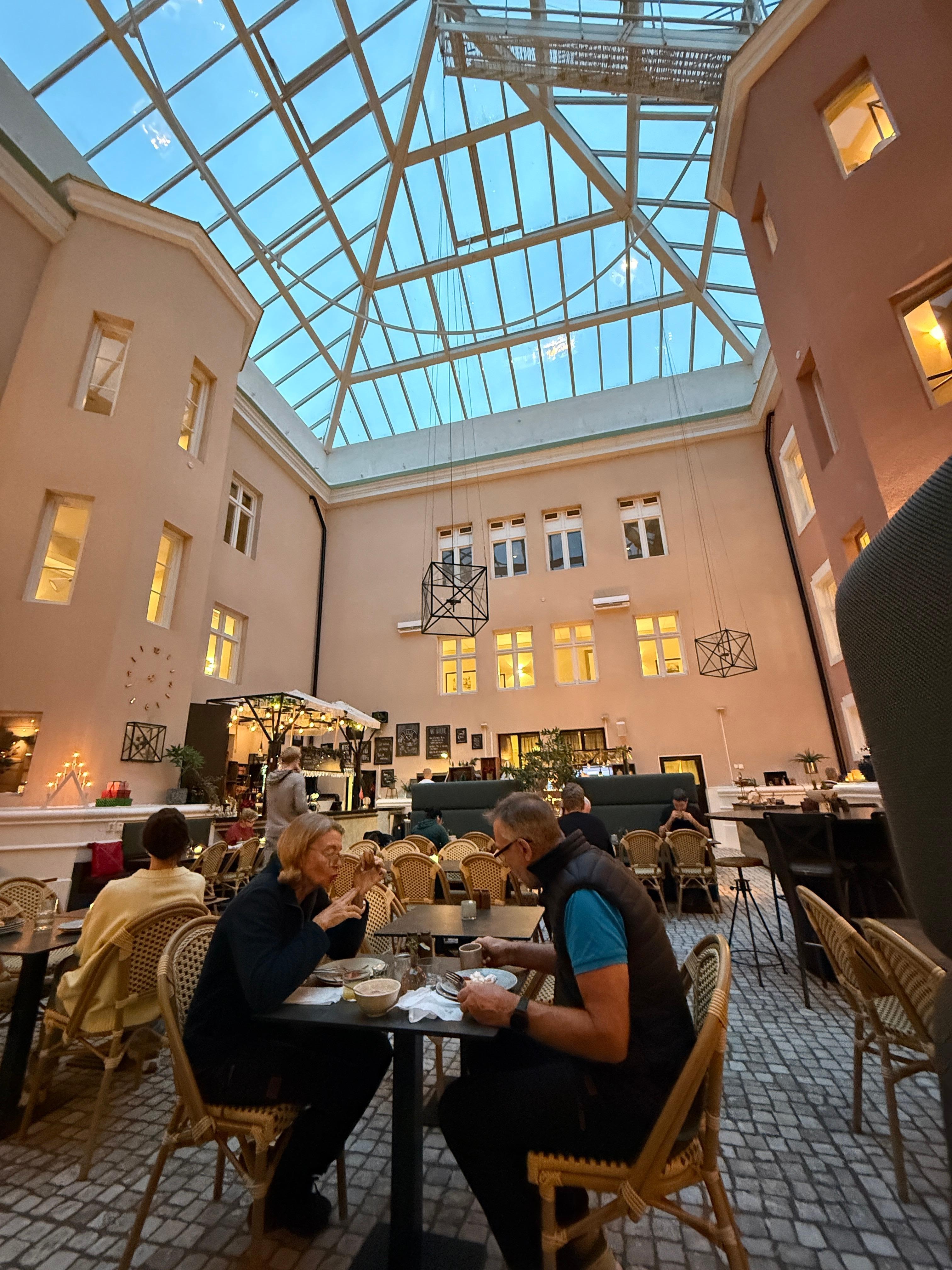 Atriumgård og spisestue👍