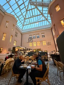 Atriumgård og spisestue👍