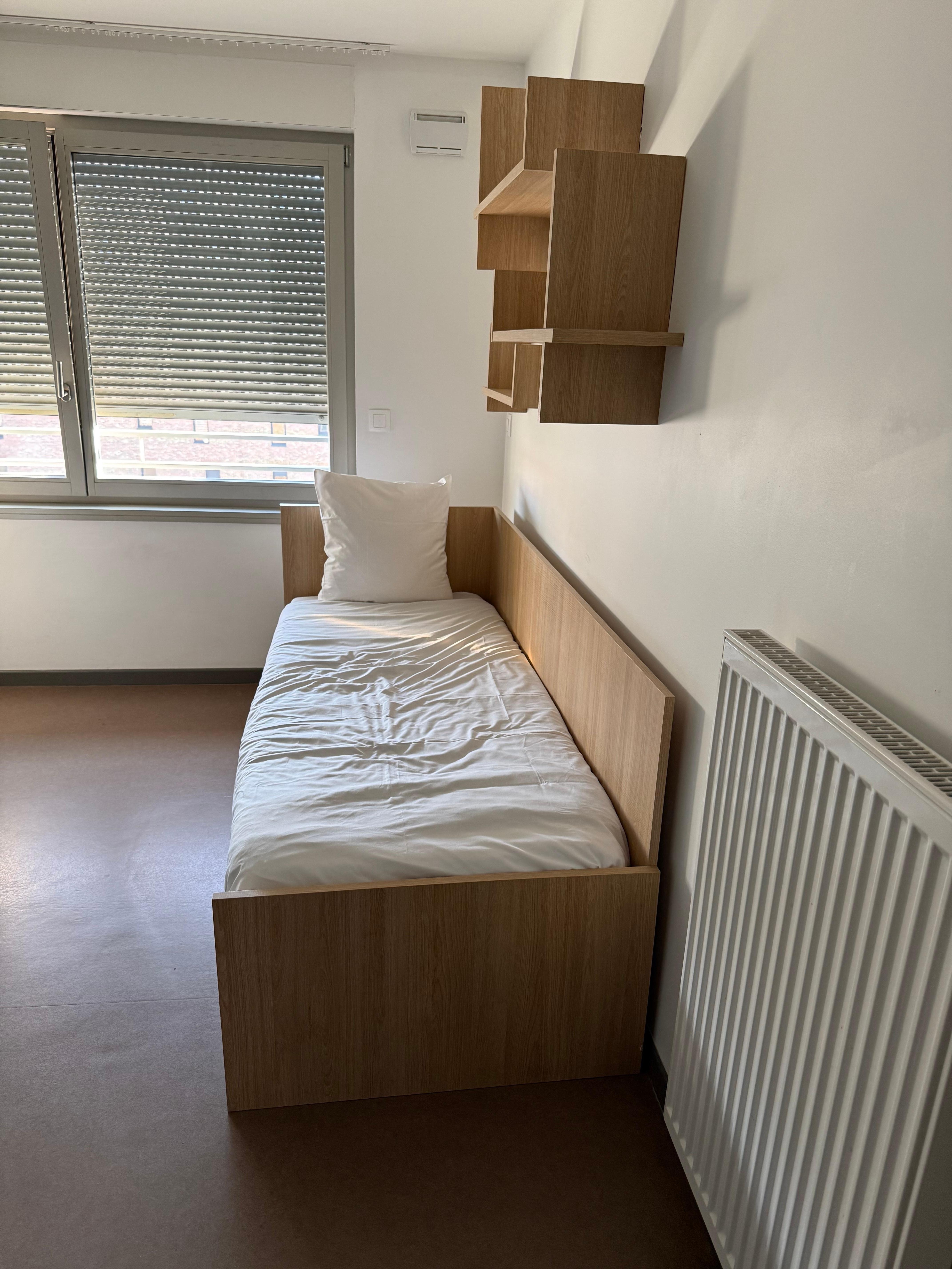 Lit simple de la chambre qui m’a été attribuée 