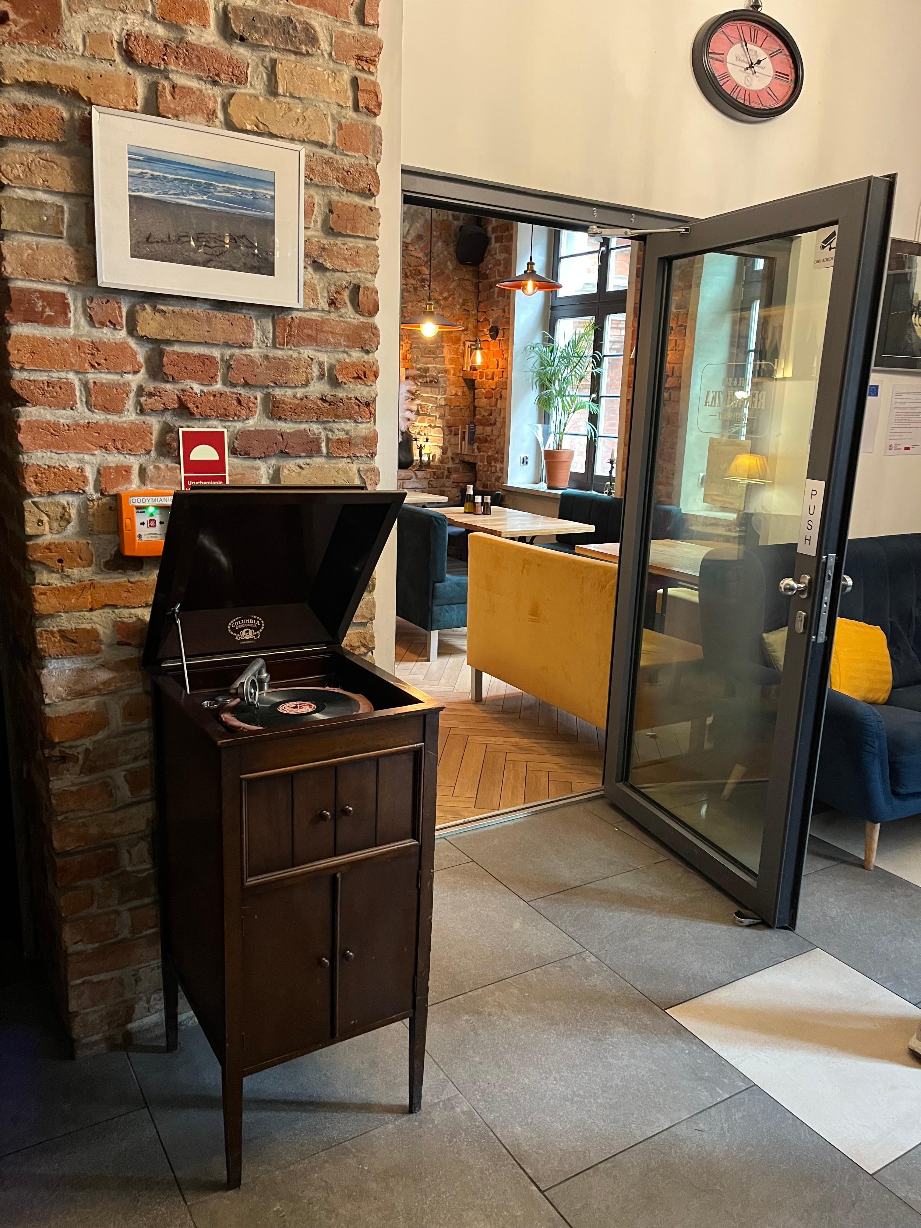 Receptionen med kig til restauranten 