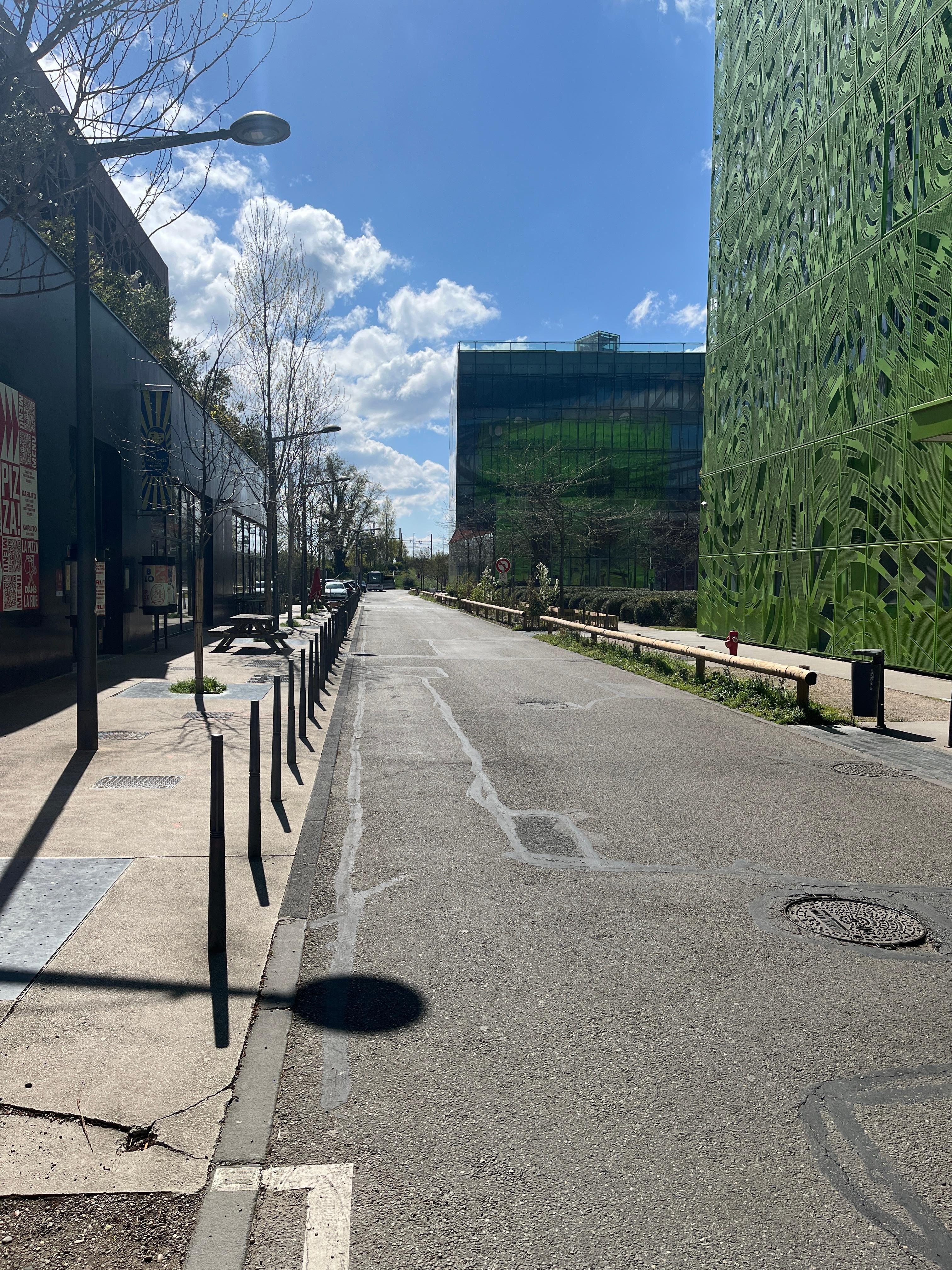 Hôtel à gauche et 4 places juste avant les poteaux à gauche