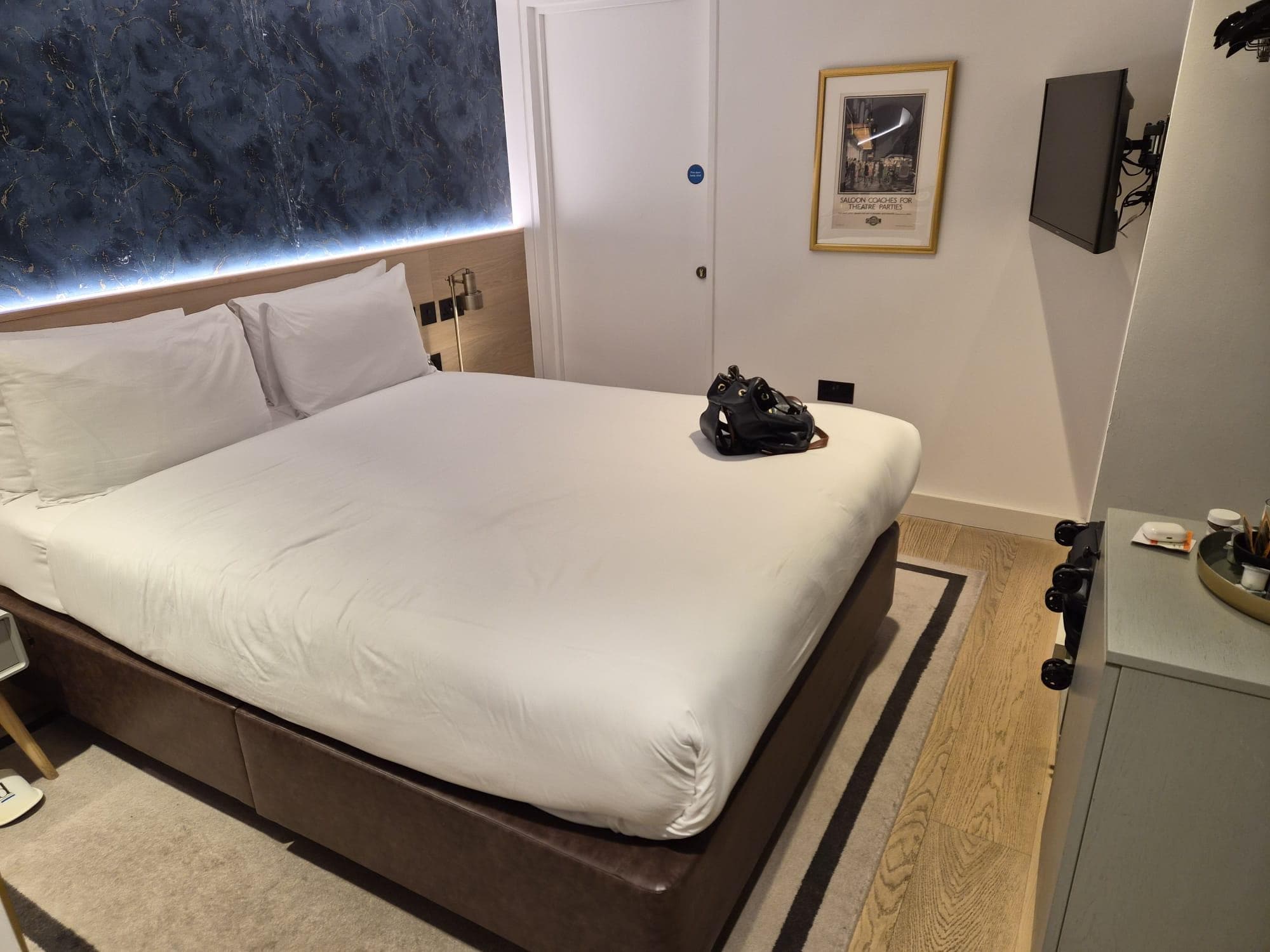 Oda küçük ve penceresiz,havasız ve küçüktü bize verilen Oda görsellerde yok bizi aldettınız