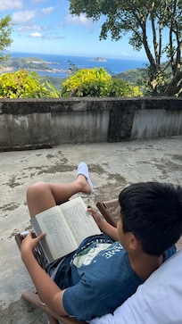 孩子起床就在陽台看書