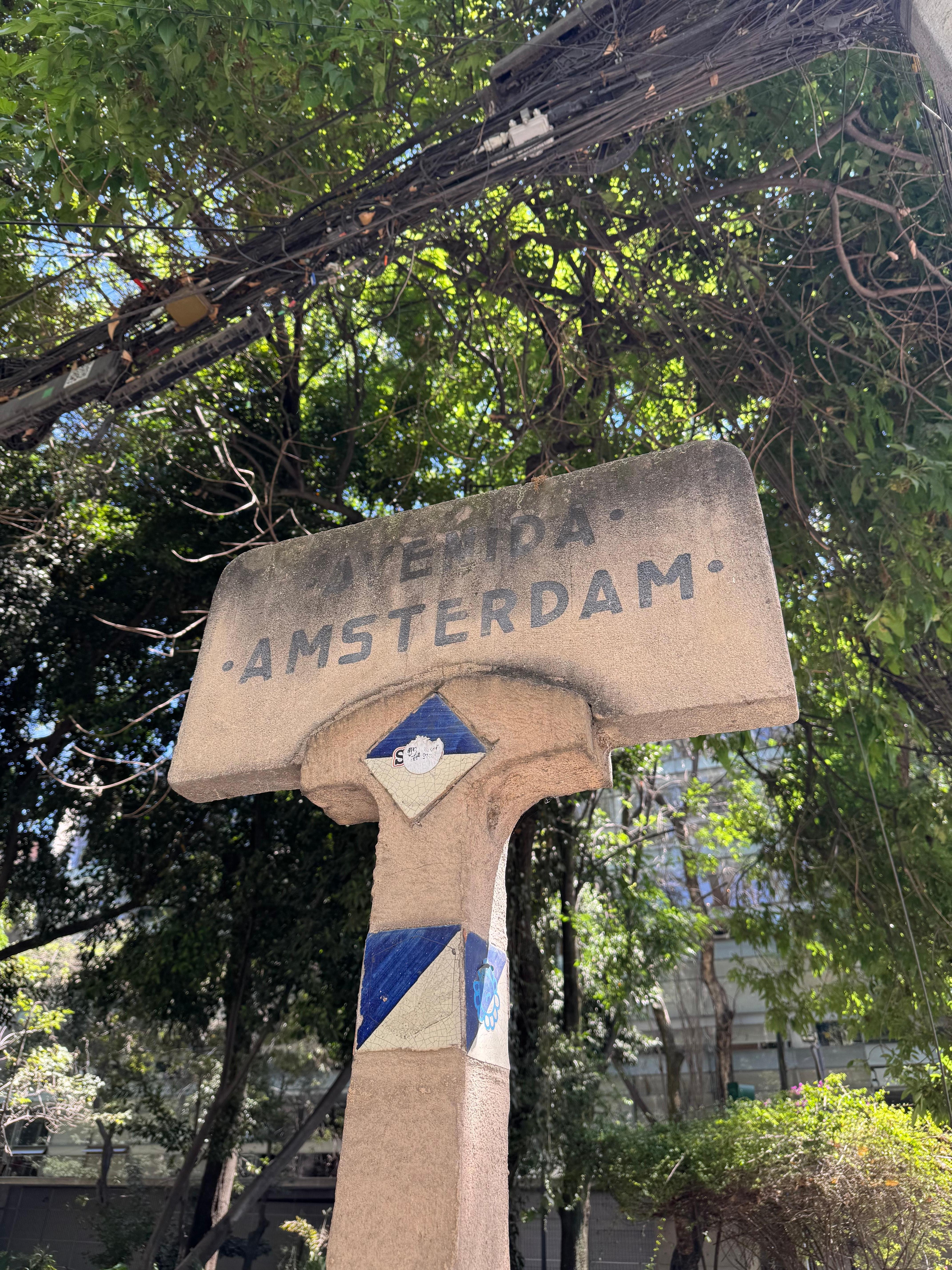 Very walkable neighborhood 