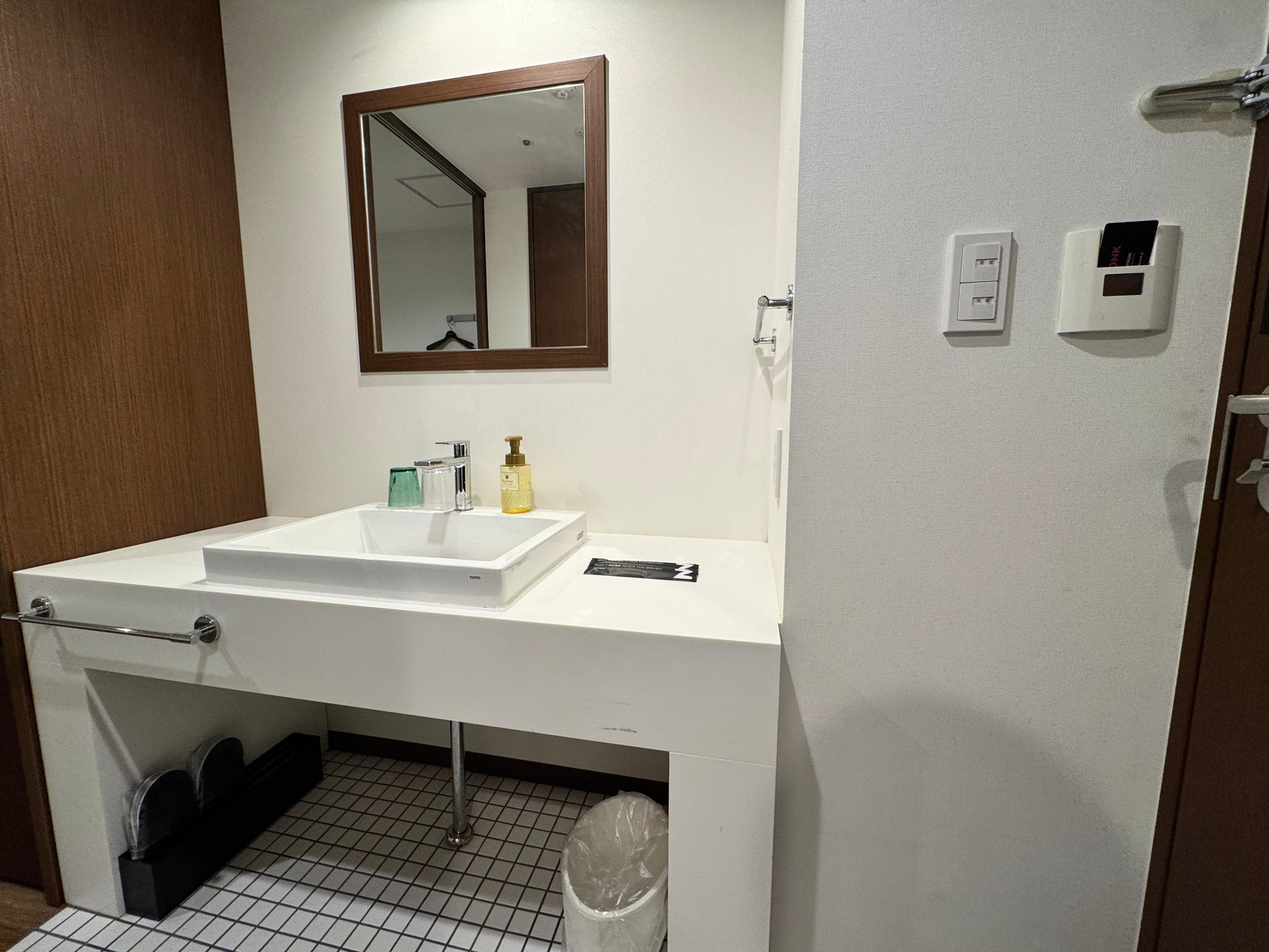 洗面はシンプルでオシャレ、スリッパも完備