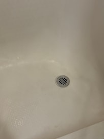 This is the bottom of the shower. It was black. The shower door had buildup of mildew so I think you couldn’t see through it.