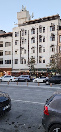 Konum harıka Tam meydana bakıyor , park yeri sıkıntı ,