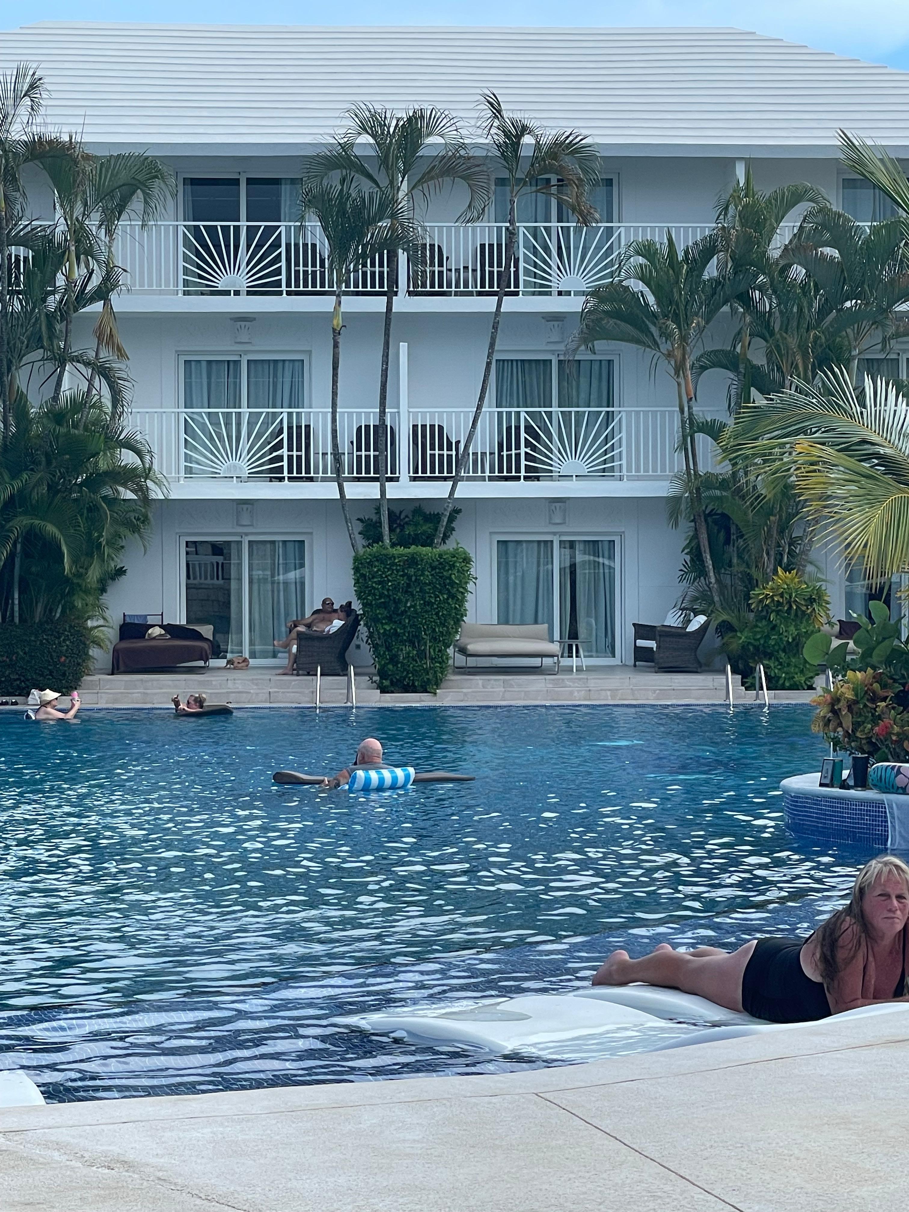 Excellence club pool 