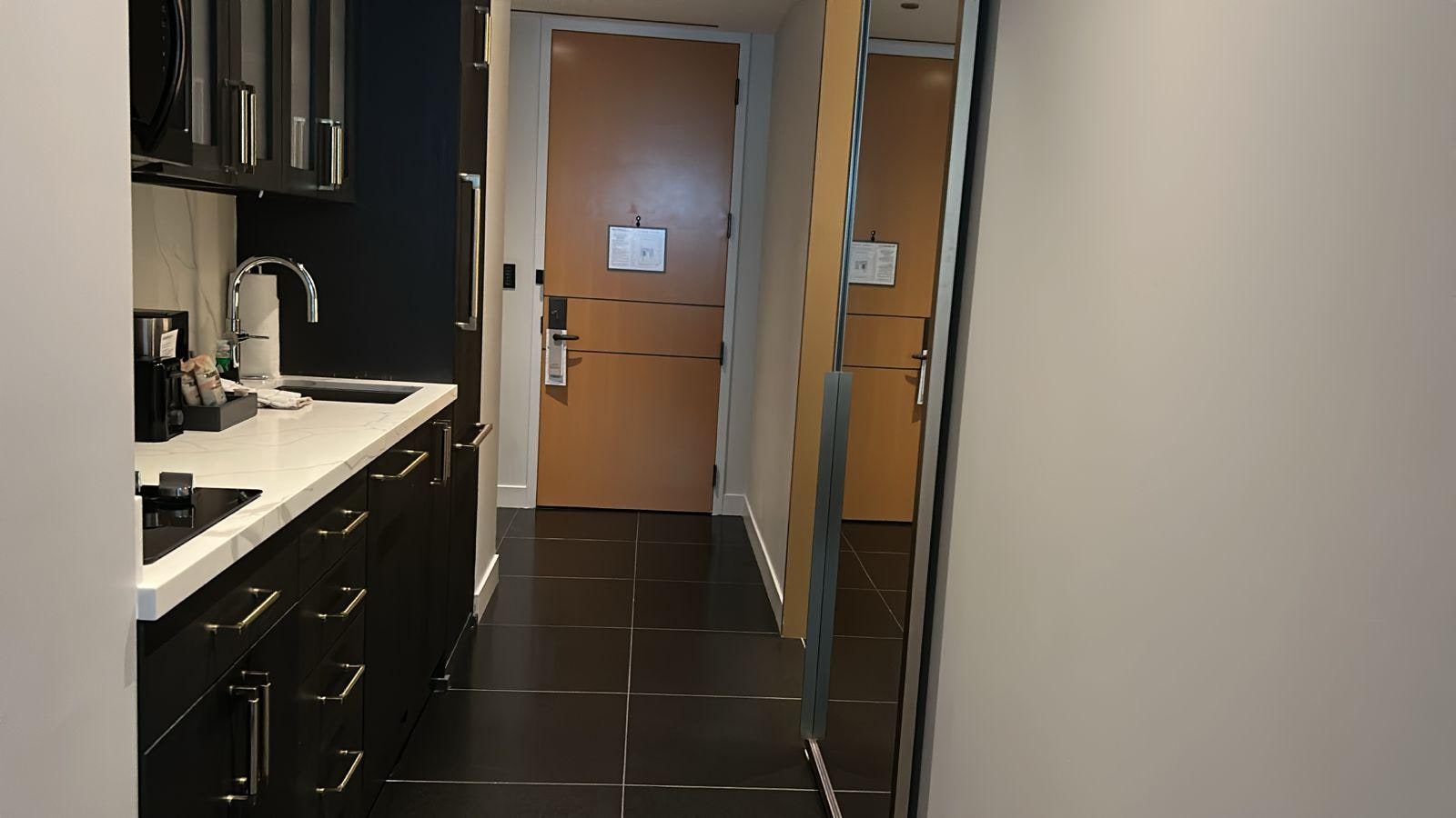 Cozinha com máquina de lavar louça, geladeira e freezer, e utensílios 