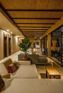 Louge aconchegante e com mobílias de designer