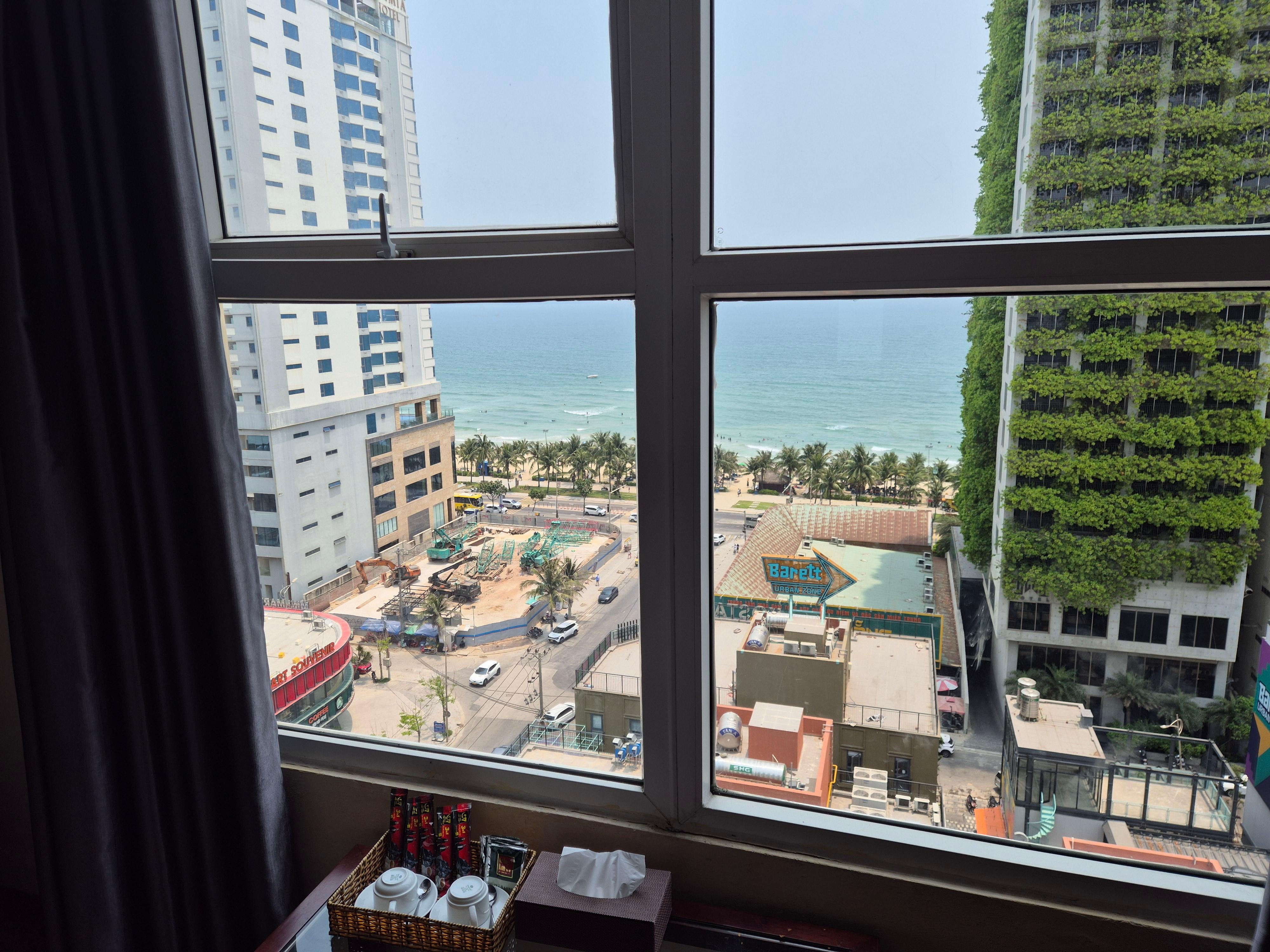 Blick aus dem Hotelzimmer zum Strand