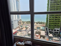 Blick aus dem Hotelzimmer zum Strand