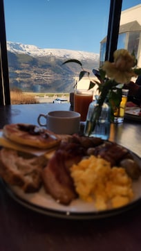 Breakfast by the lake