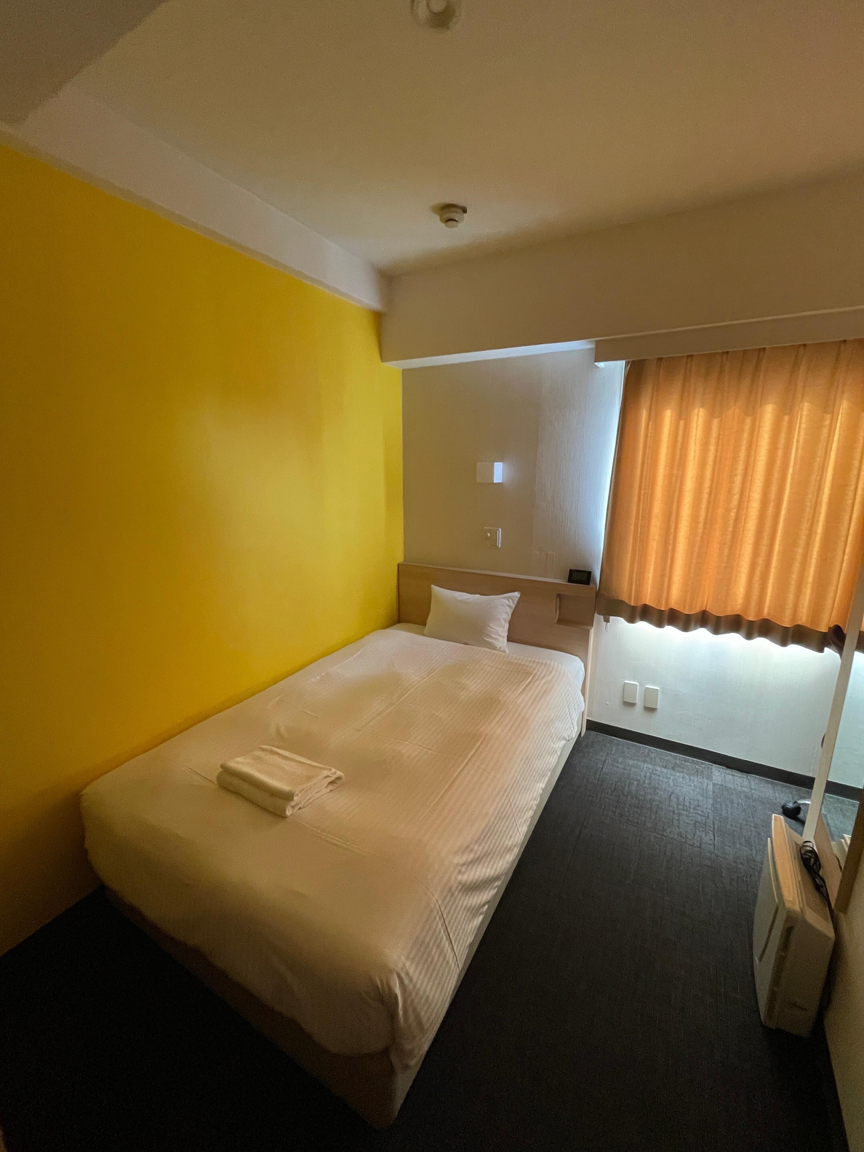 部屋は狭いがコンセントがあちこちにあり、細かい配慮がされていると感じました。