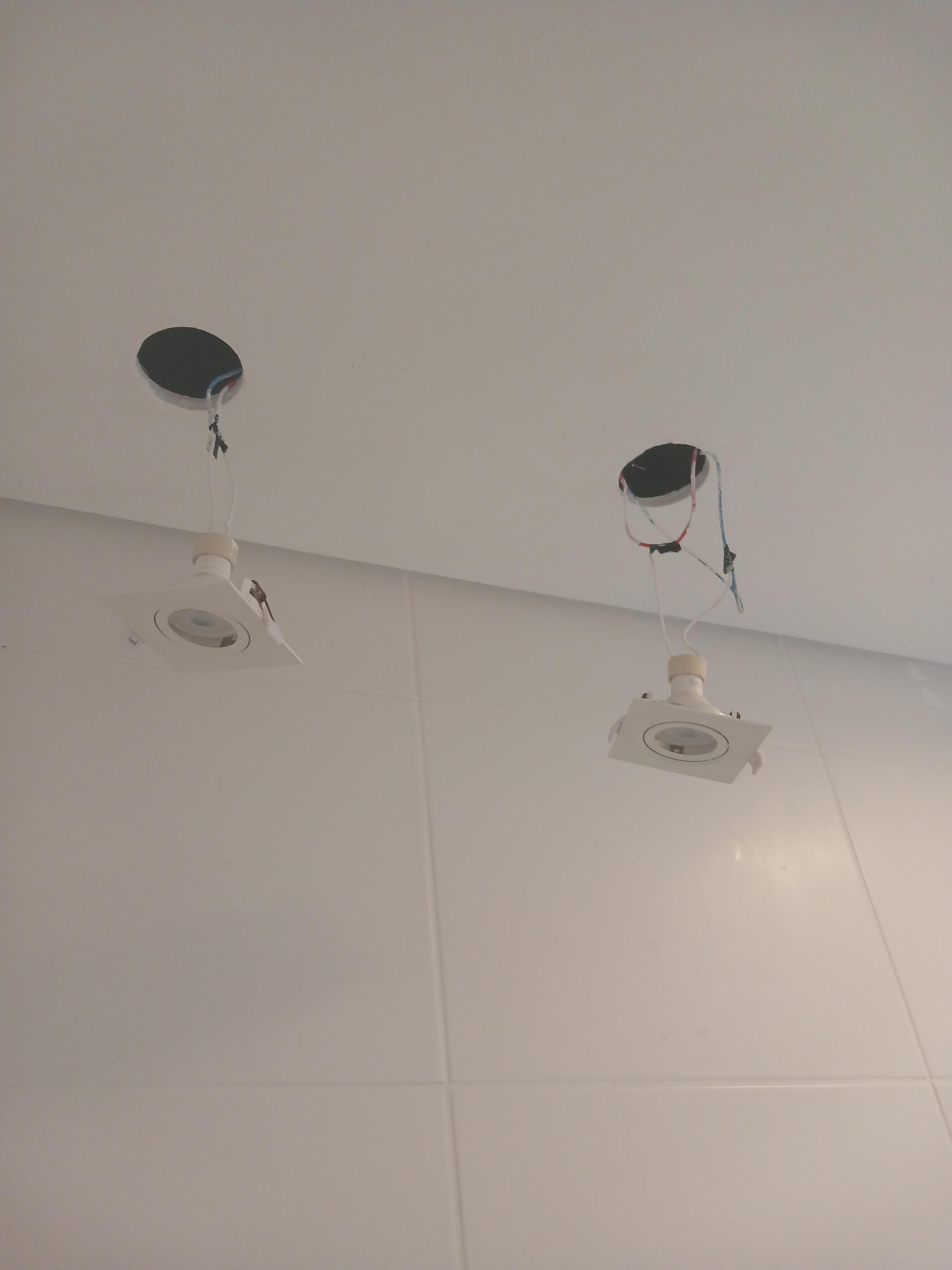 Luminárias soltas e inoperantes